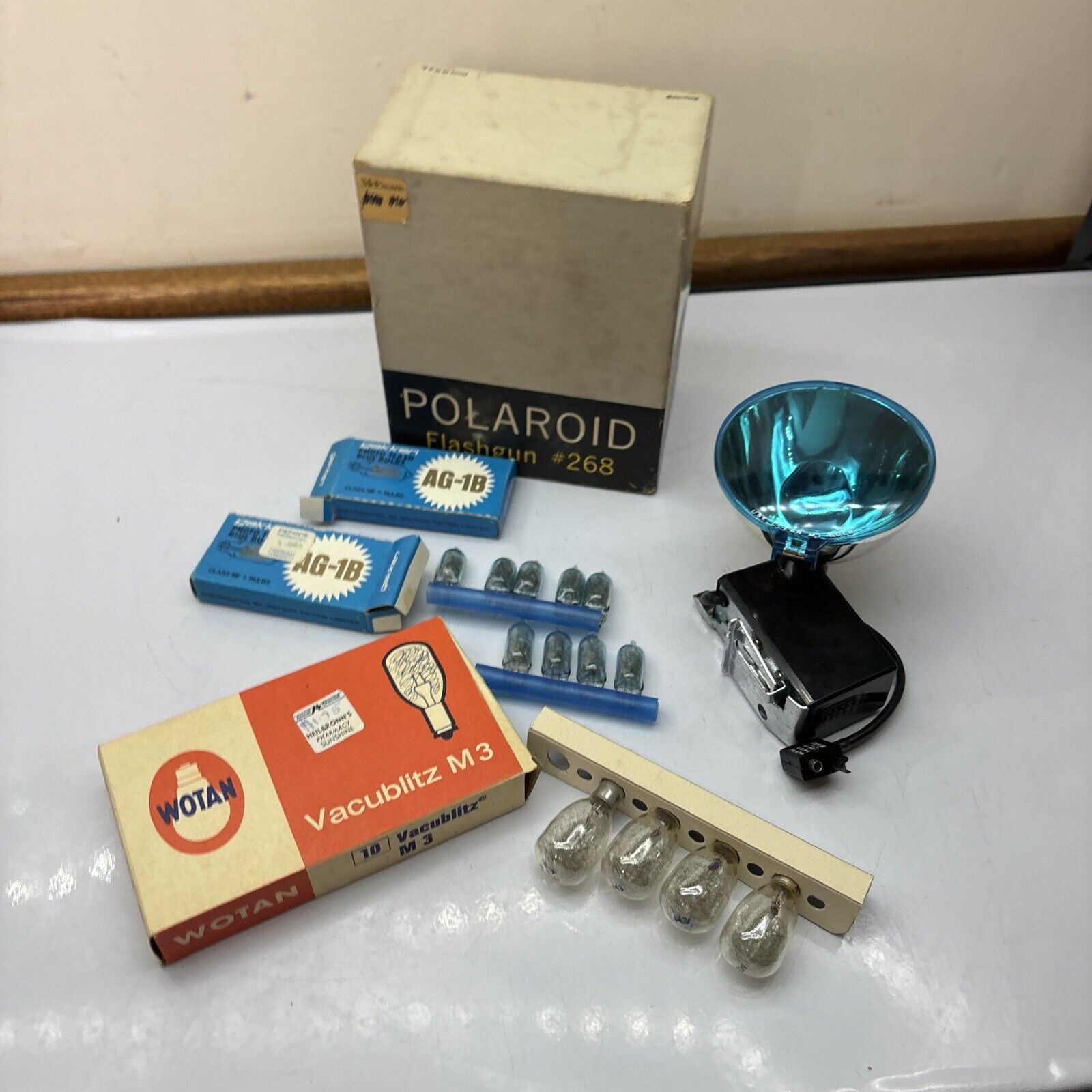 Polaroid Flashgun #268 With 4 New Bulb & 9x AG-1B *Untested* – Retro Unit