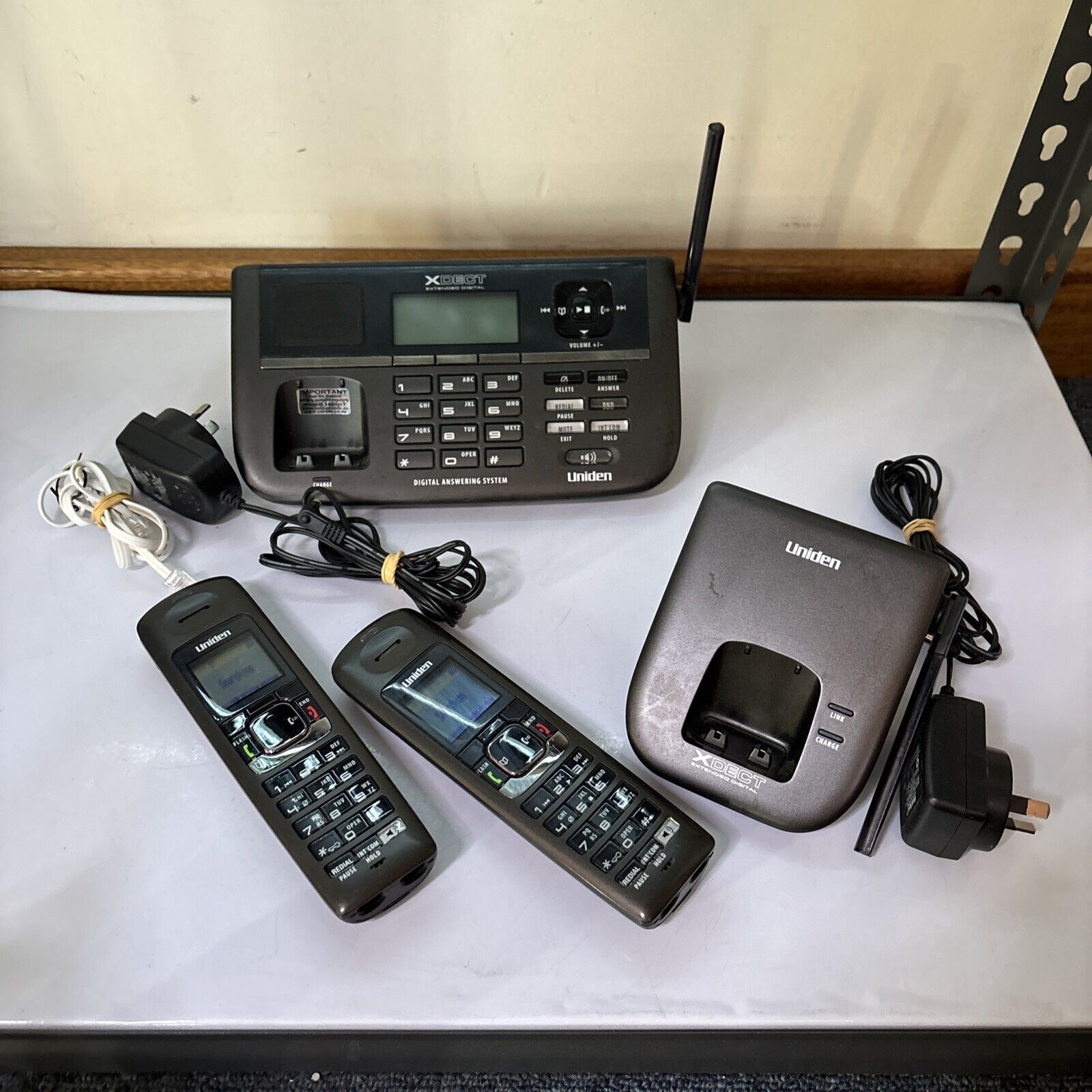 Uniden XDECT R055+2 Digital Answering Machine & 2x Cordless Phone For ...