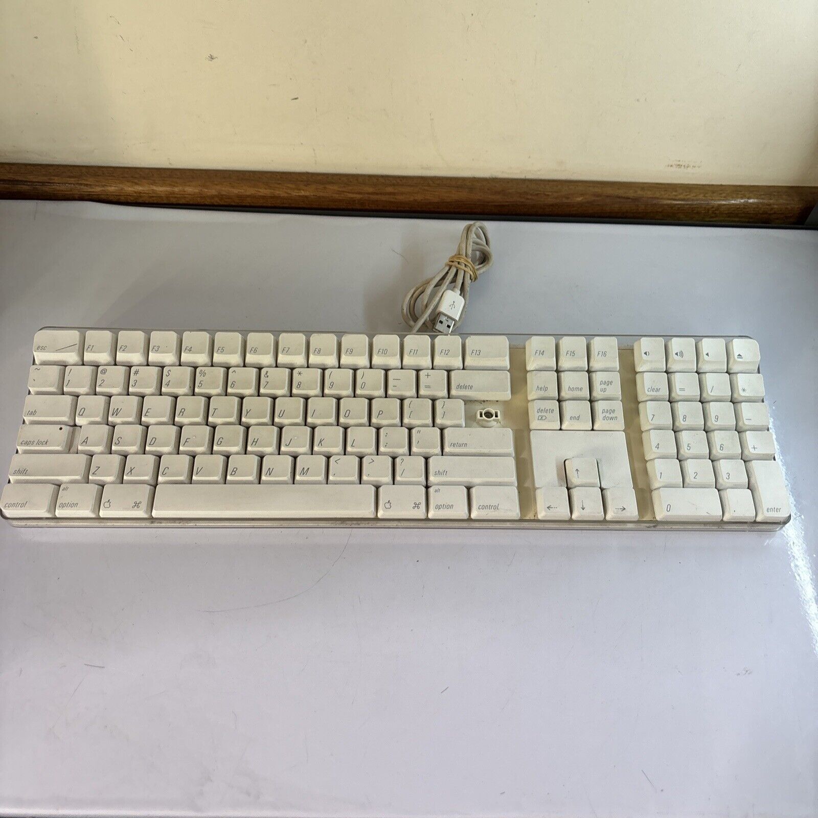 Apple Keyboard A1048 *Missing One Key* – Retro Unit