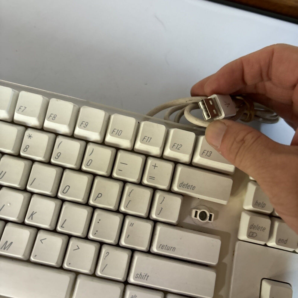 Apple Keyboard A1048 *Missing One Key* – Retro Unit
