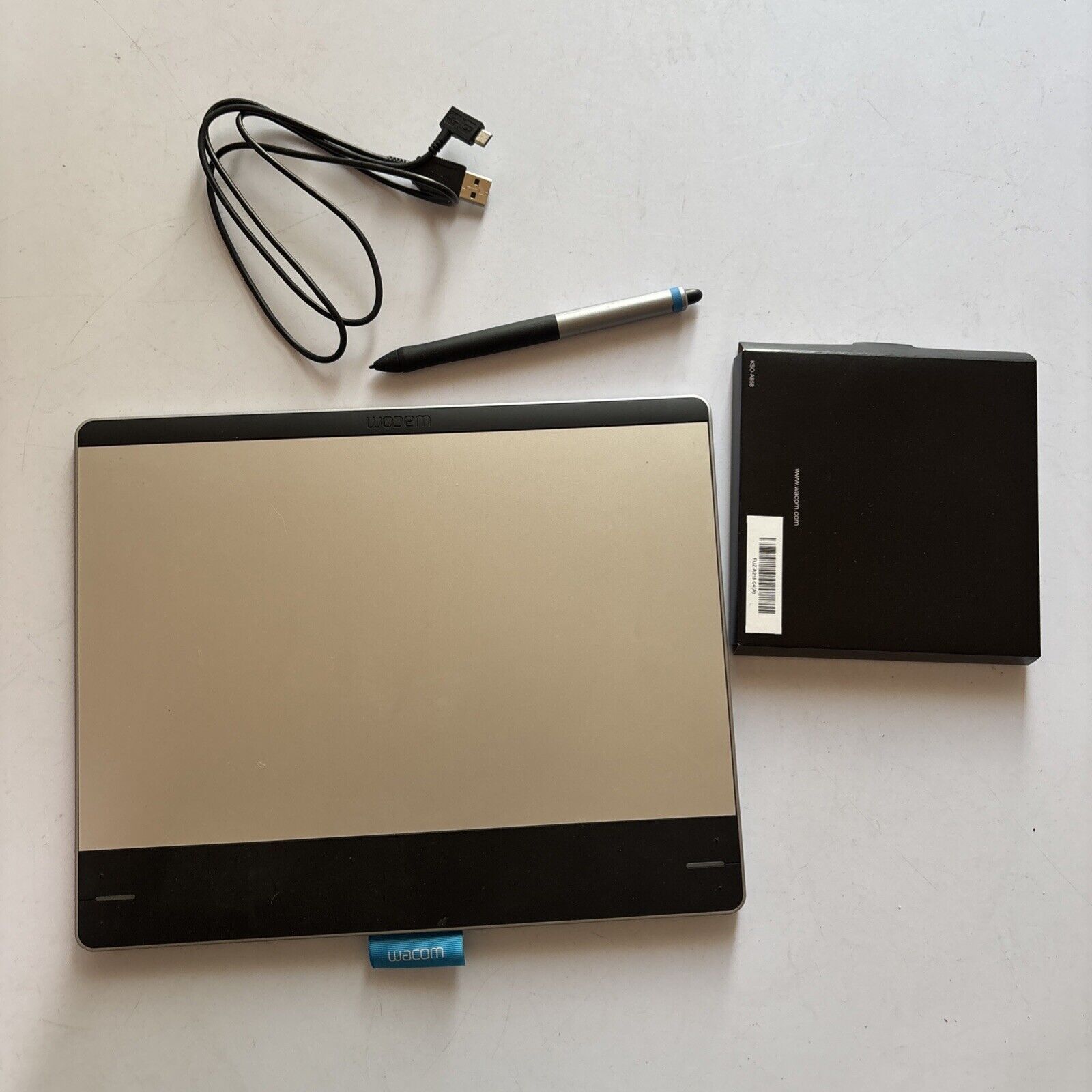 Wacom Intuos Pen & Touch Medium CTH-680/S0-C – Retro Unit