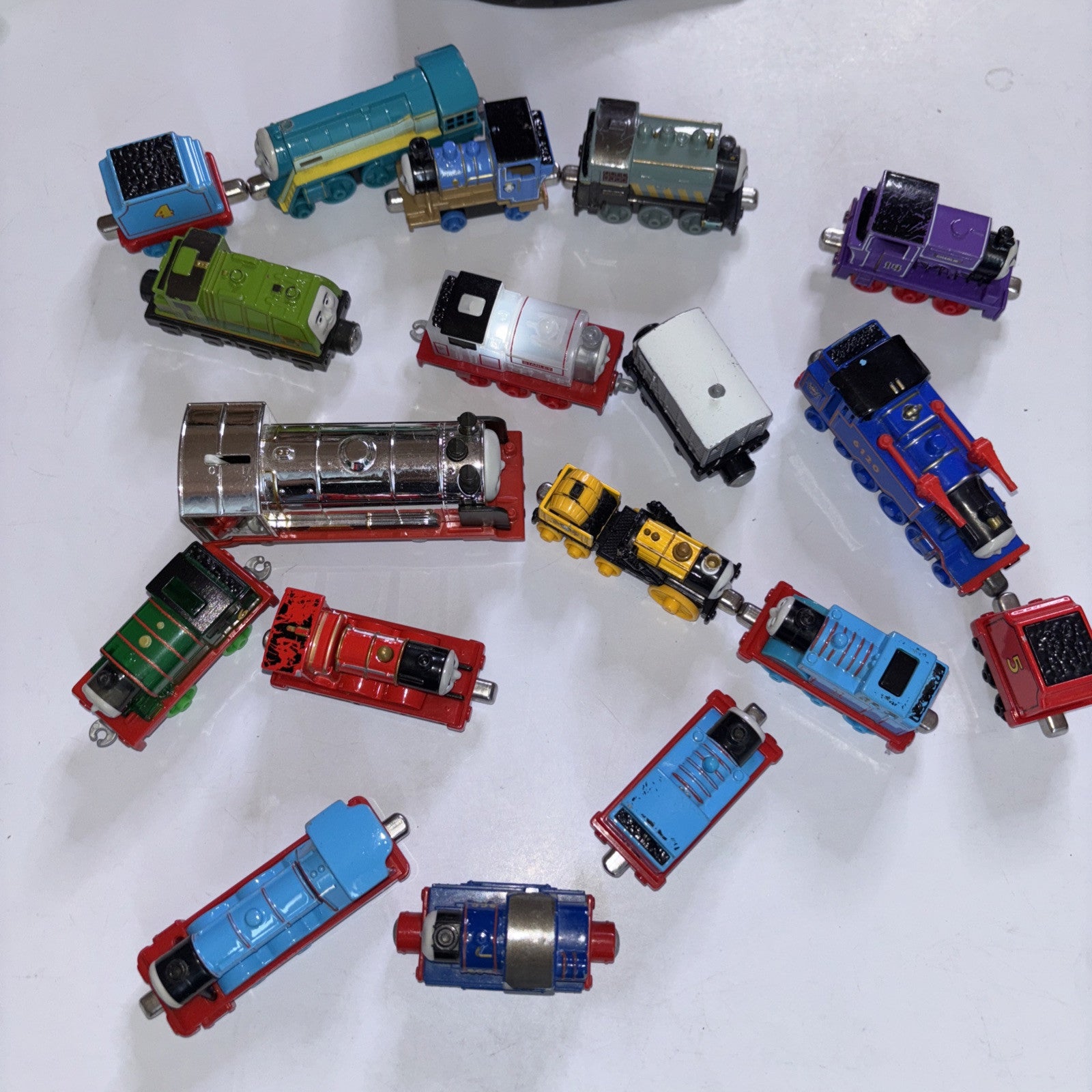 Thomas The Tank Engine 18x Die Cast Trains & Carriages Thomas & Friend ...