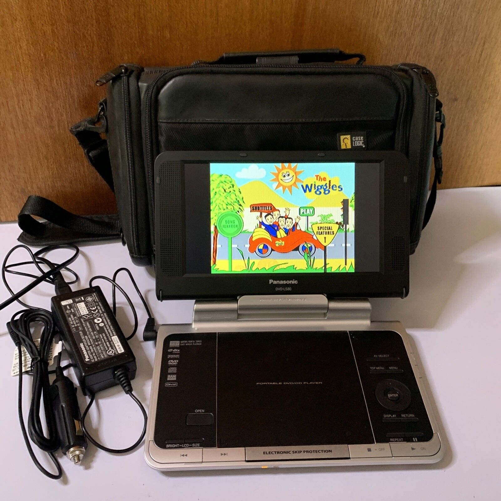 Panasonic 8.5" Portable DVD CD Player Widescreen DVD-LS80 with Carry B ...