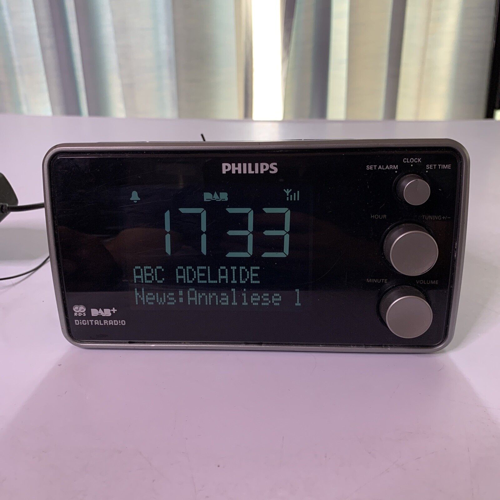 Philips DAB Digital Alarm Clock Radio AJB3552/79 – Retro Unit