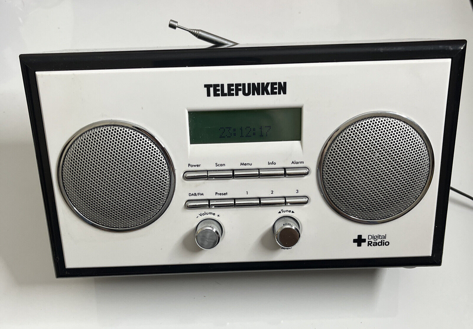 Telefunken Piano Digital Radio DAB+ FM with Clock & Alarm – Retro Unit