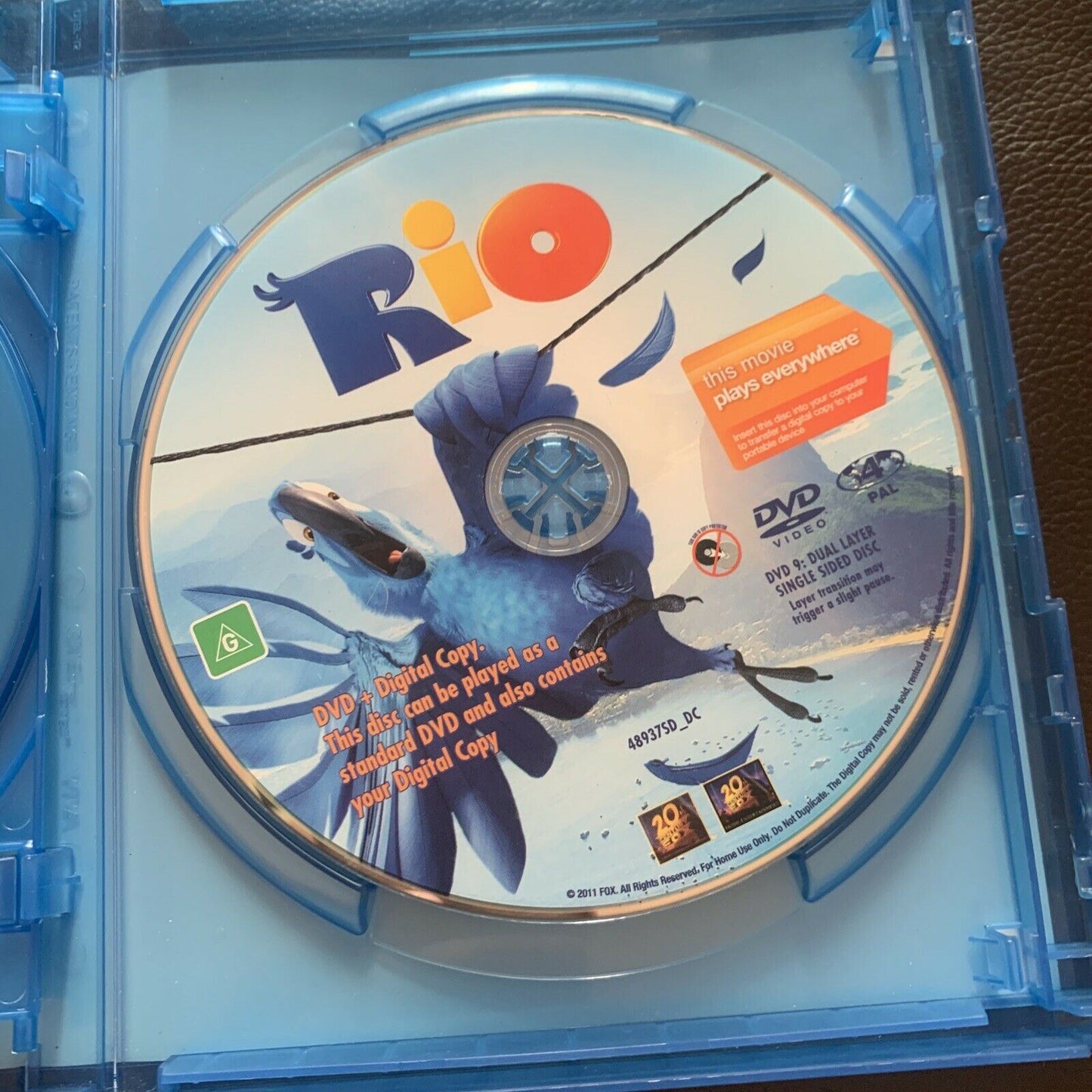 Rio (Bluray + DVD, 2011, 2-Disc) Anne Hathaway, Jamie Foxx Region B ...
