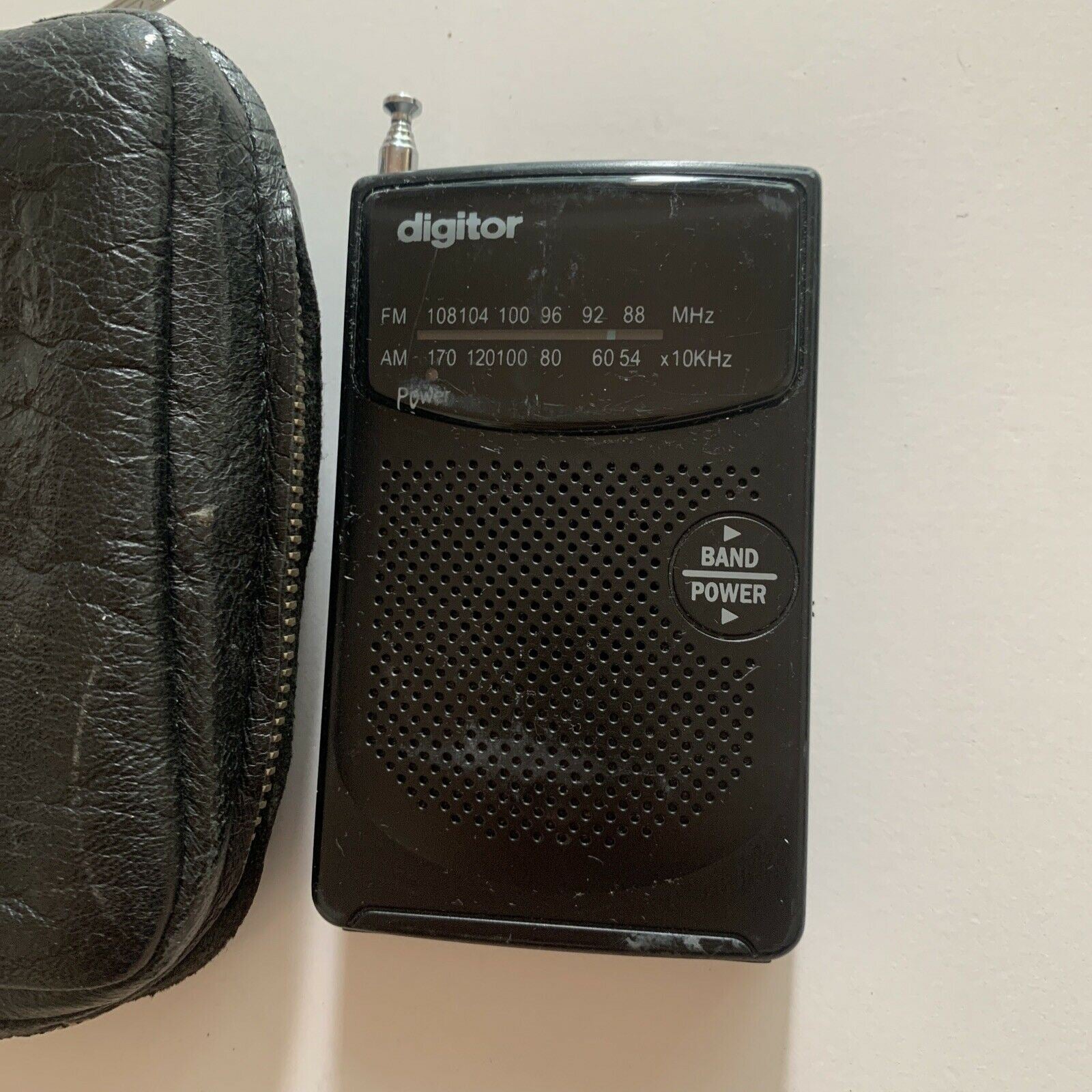 Digitor A4069 Portable AM/FM Radio With Carrying Case – Retro Unit