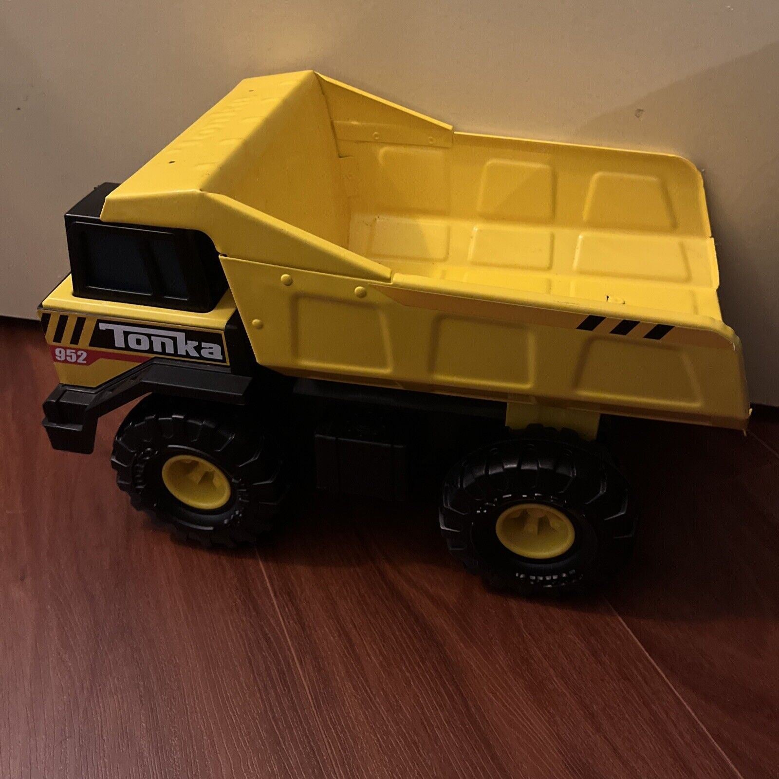 Tonka 952 Dump Truck Yellow Die Cast 2020 43cm Long – Retro Unit