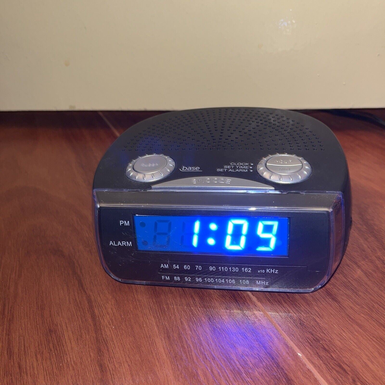 Base Alarm Clock AM/FM Radio MF-838B – Retro Unit