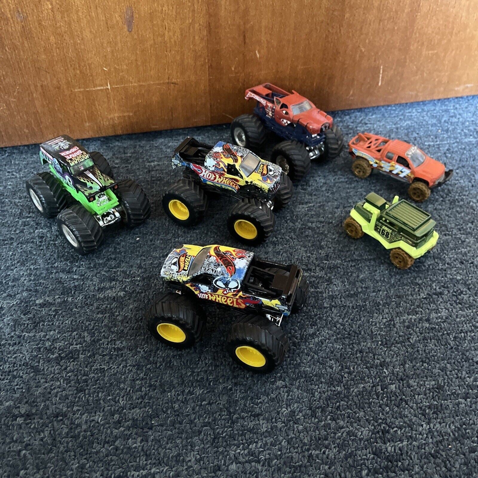 6x Mattel Hot Wheels: 4x Monster Trucks & 2x Cars Grave Digger – Retro Unit