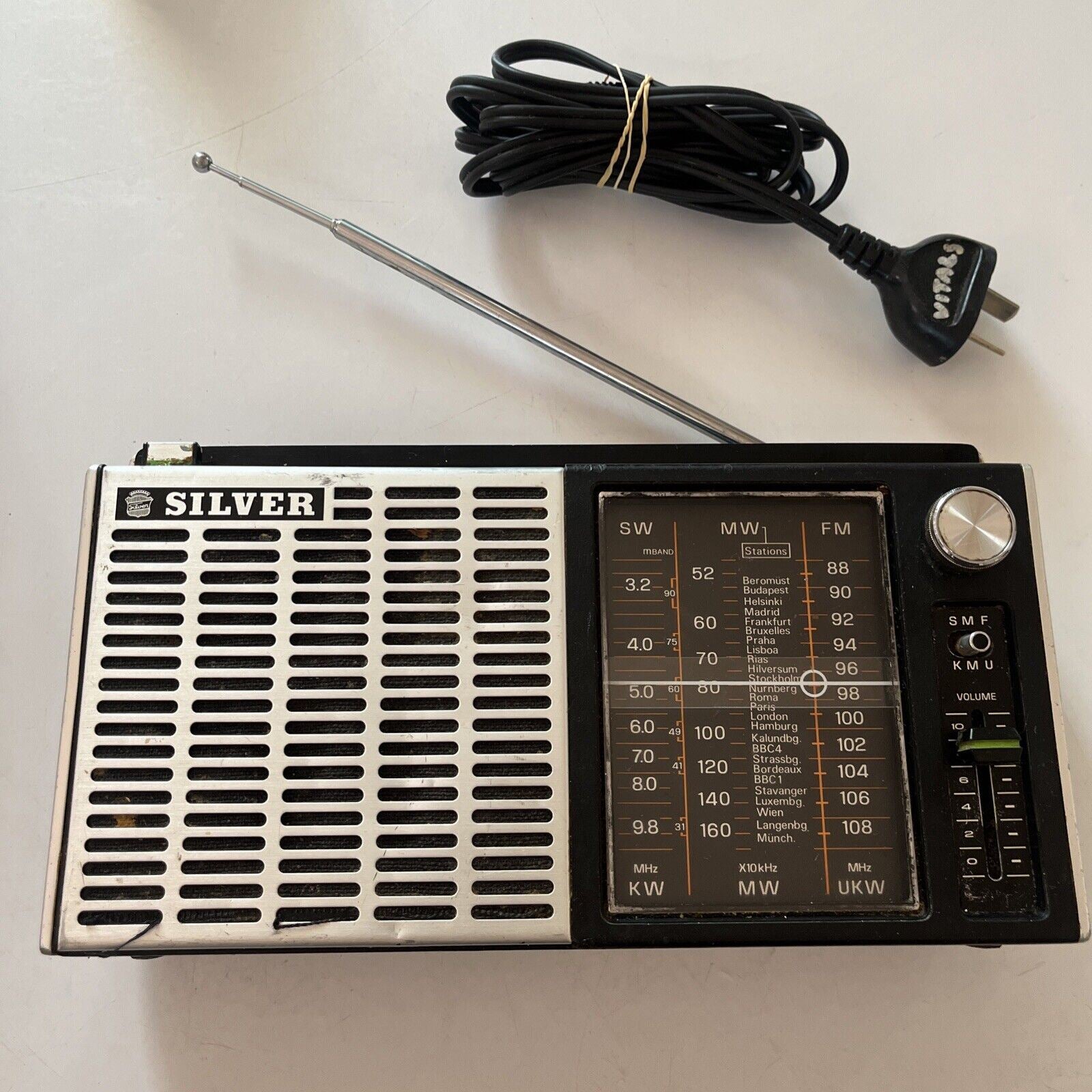 Vintage Silver Radio FM/MW/SW – Retro Unit