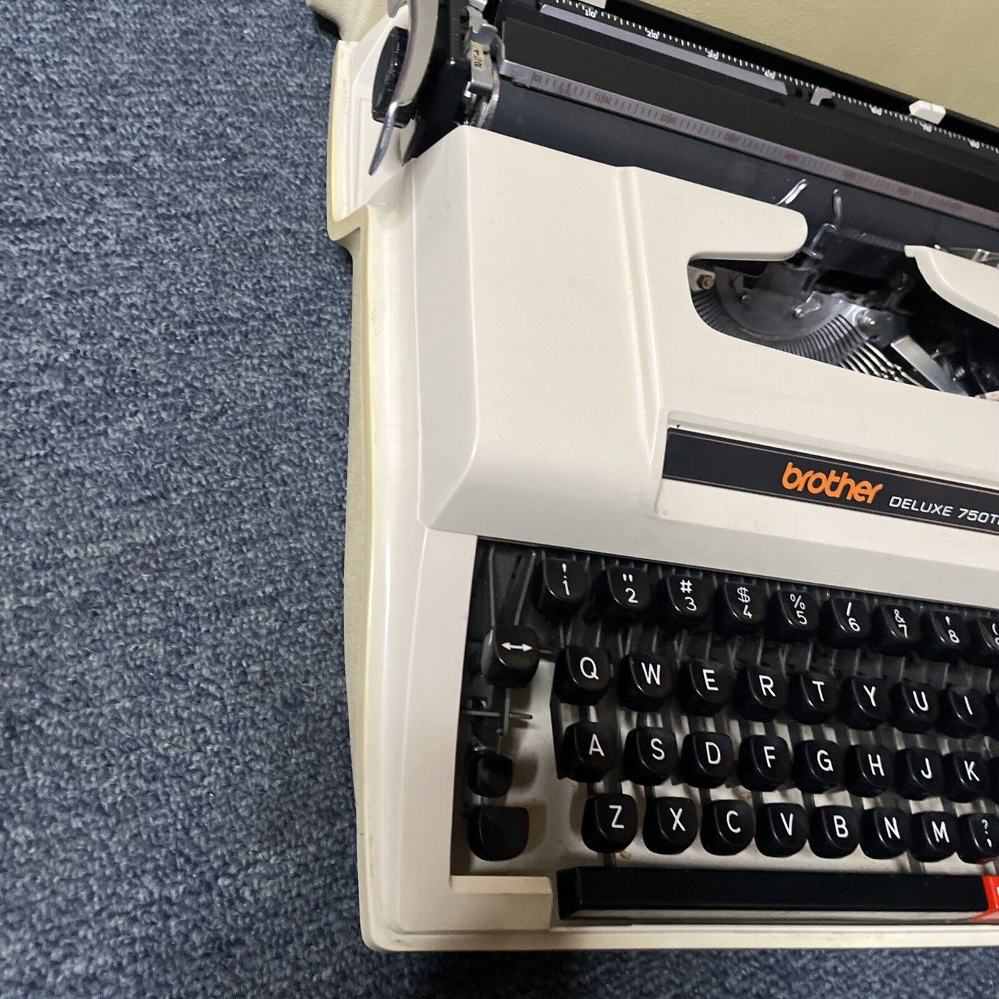 Brother Deluxe 750TR Typewriter With Case – Retro Unit