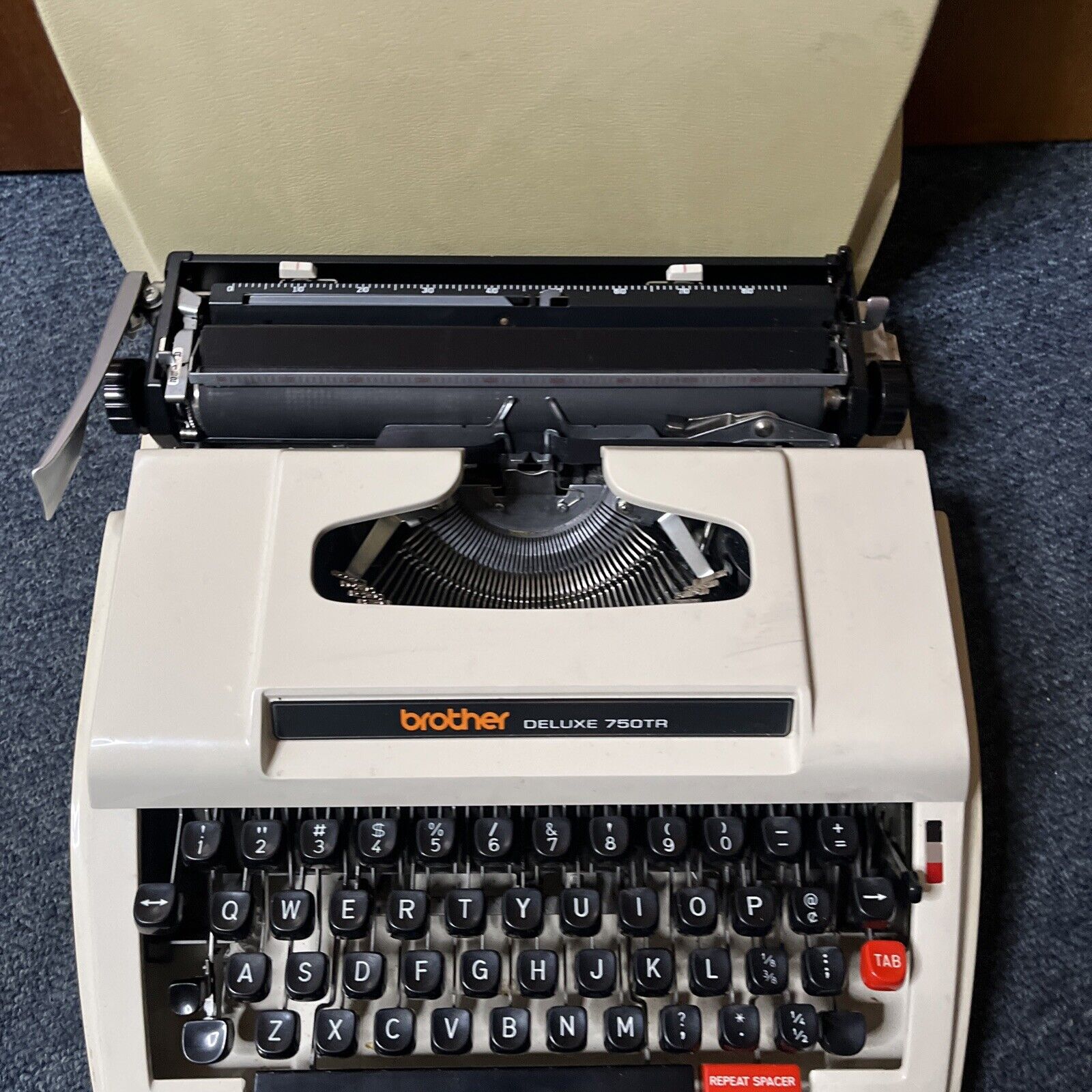 Brother Deluxe 750TR Typewriter With Case – Retro Unit