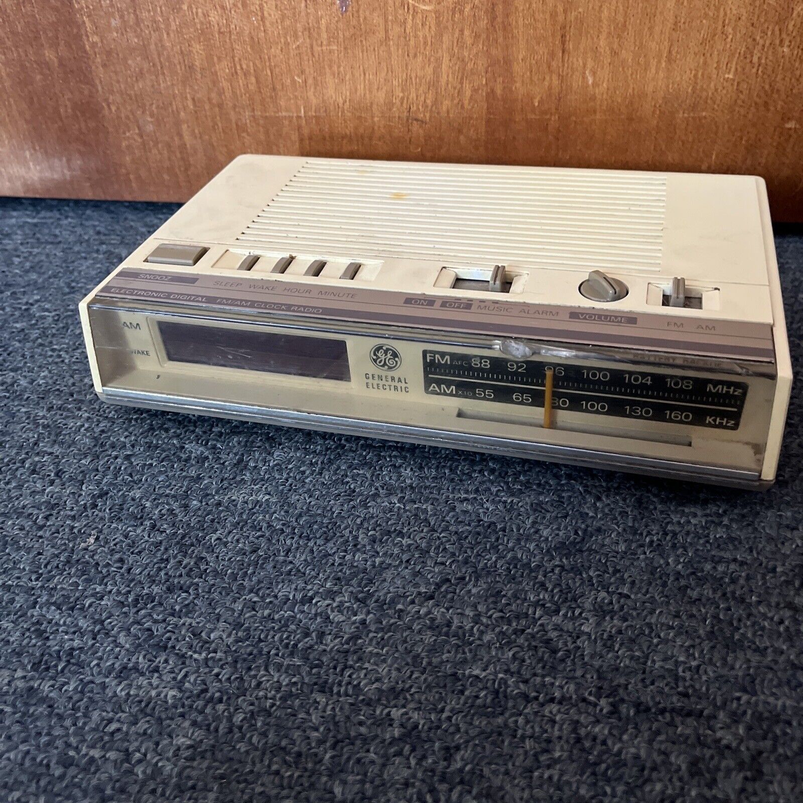 General Electric GE Digital Clock AM/FM Radio EA7-4624WHB *For Parts O ...
