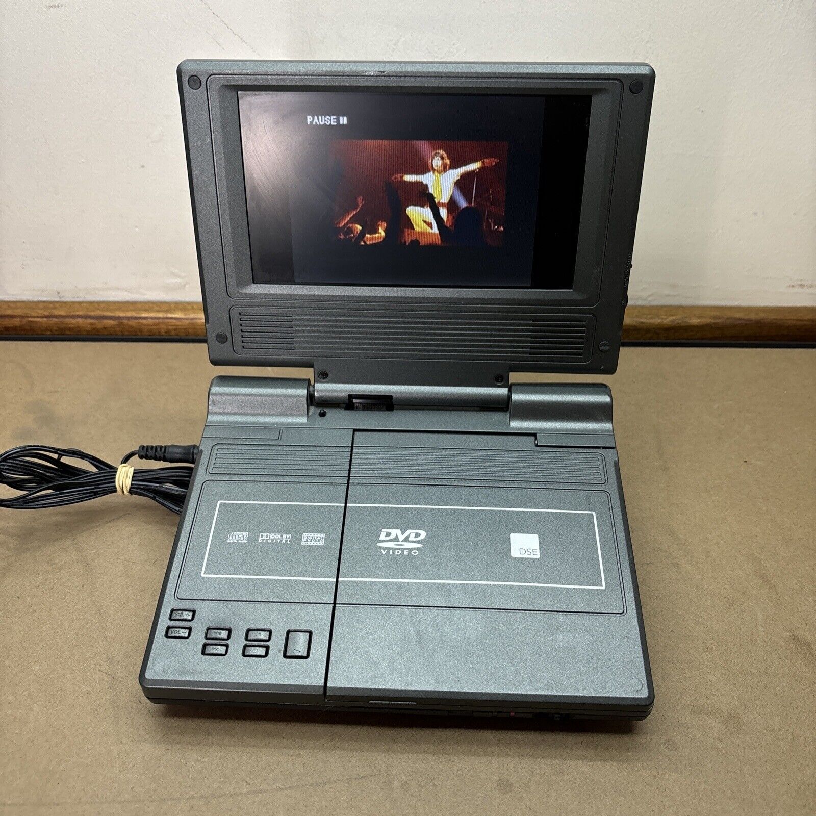 Dick Smith Electronics DSE 7" Portable DVD Player G7124/S Region 4 ...