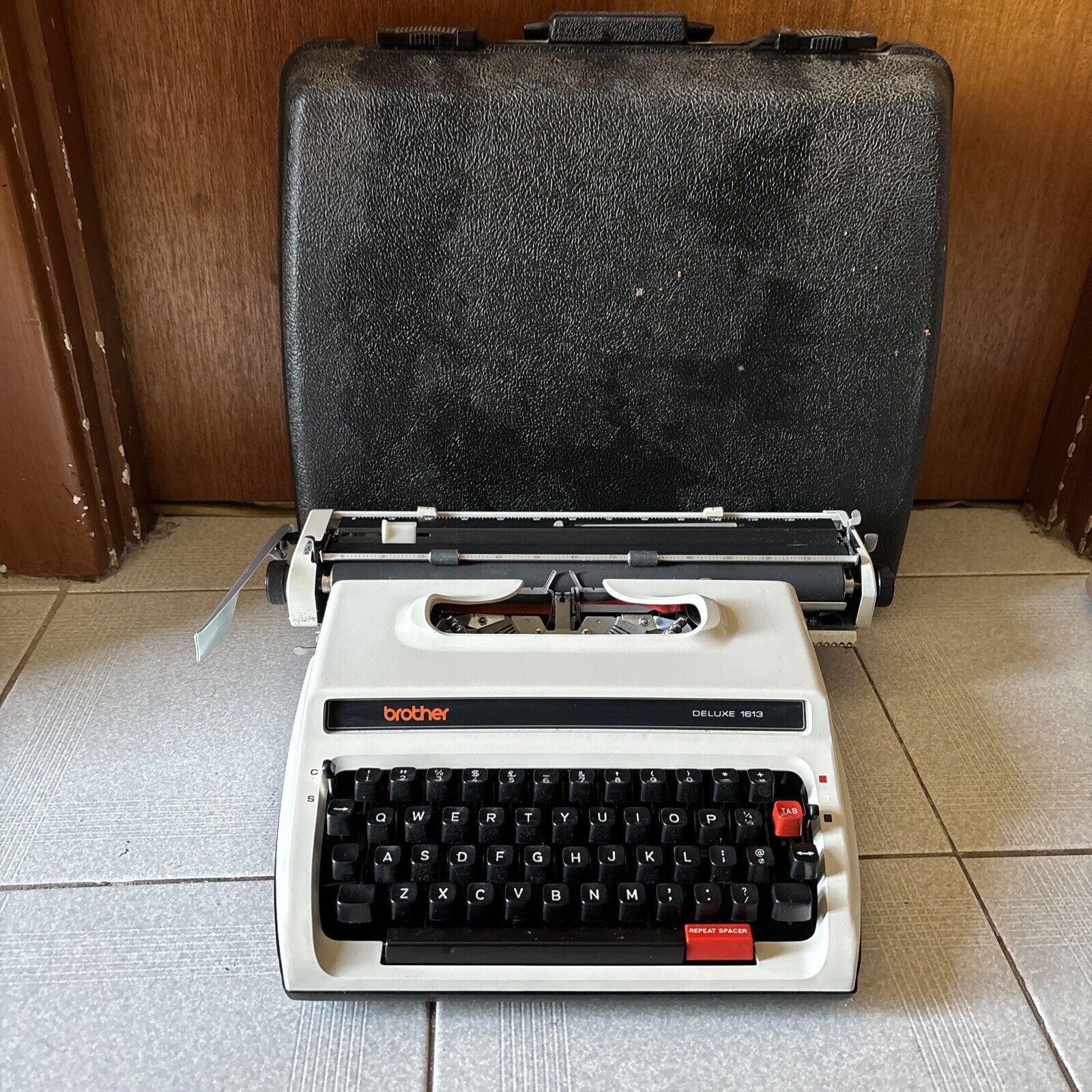 Brother Deluxe 1613 Typewriter With Carrying Case – Retro Unit