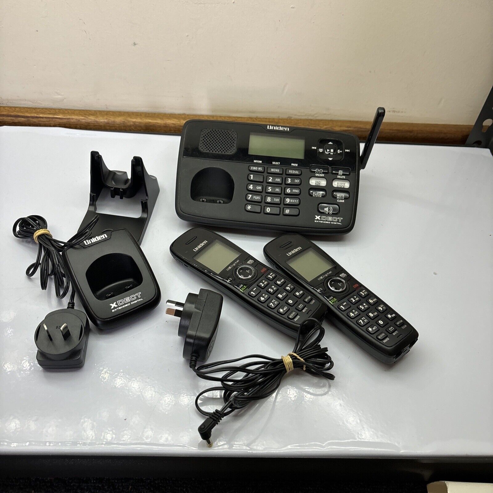 Uniden XDECT83551 Digital Answering Machine Cordless Phone with 2 Hand ...