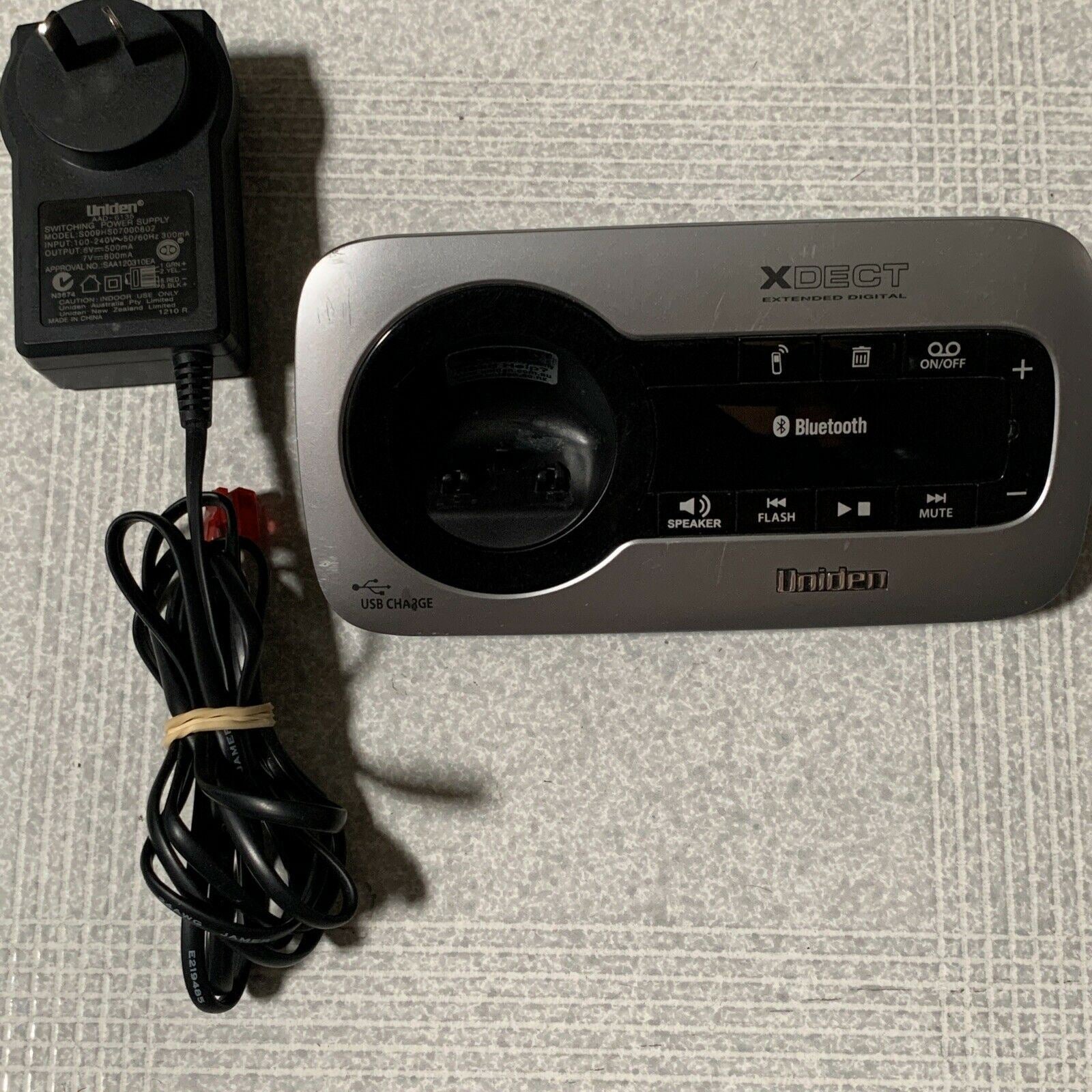 Genuine Uniden XDECT 6135BTU+1 Base Station Charger & AAD-6135 AC Adap ...