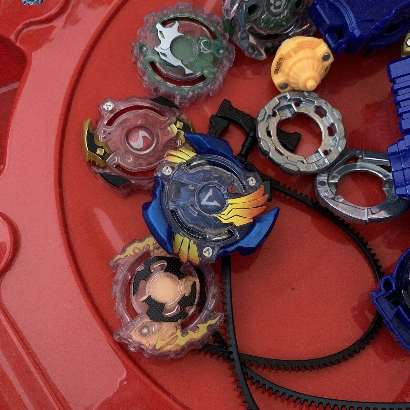 Beyblade Burst Chaos Core Arena BeyStadium + 4 Beyblade Burst – Retro Unit