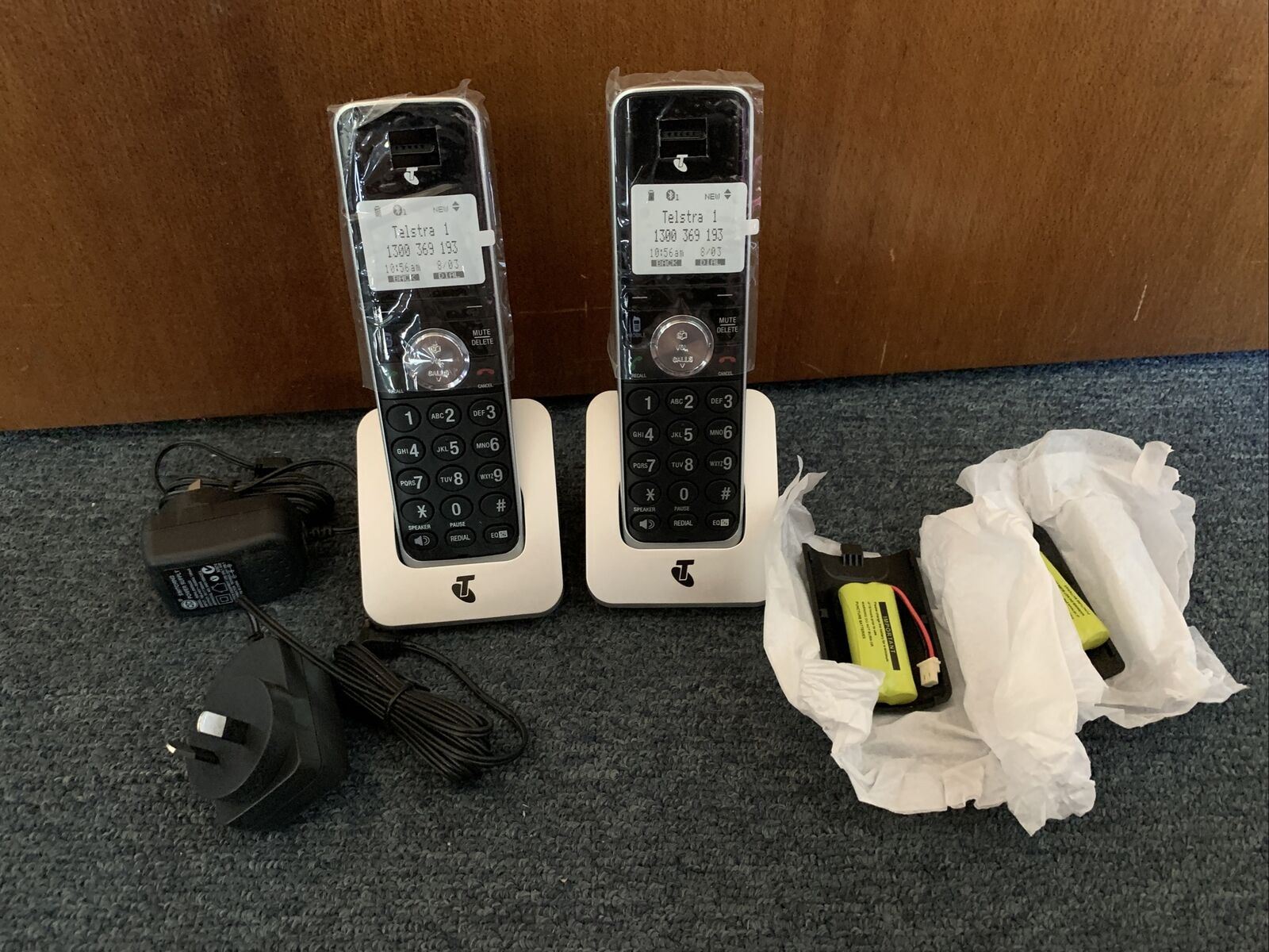 2x Telstra Long Range 12750 Cordless Phone Handset + Extension Dock On ...