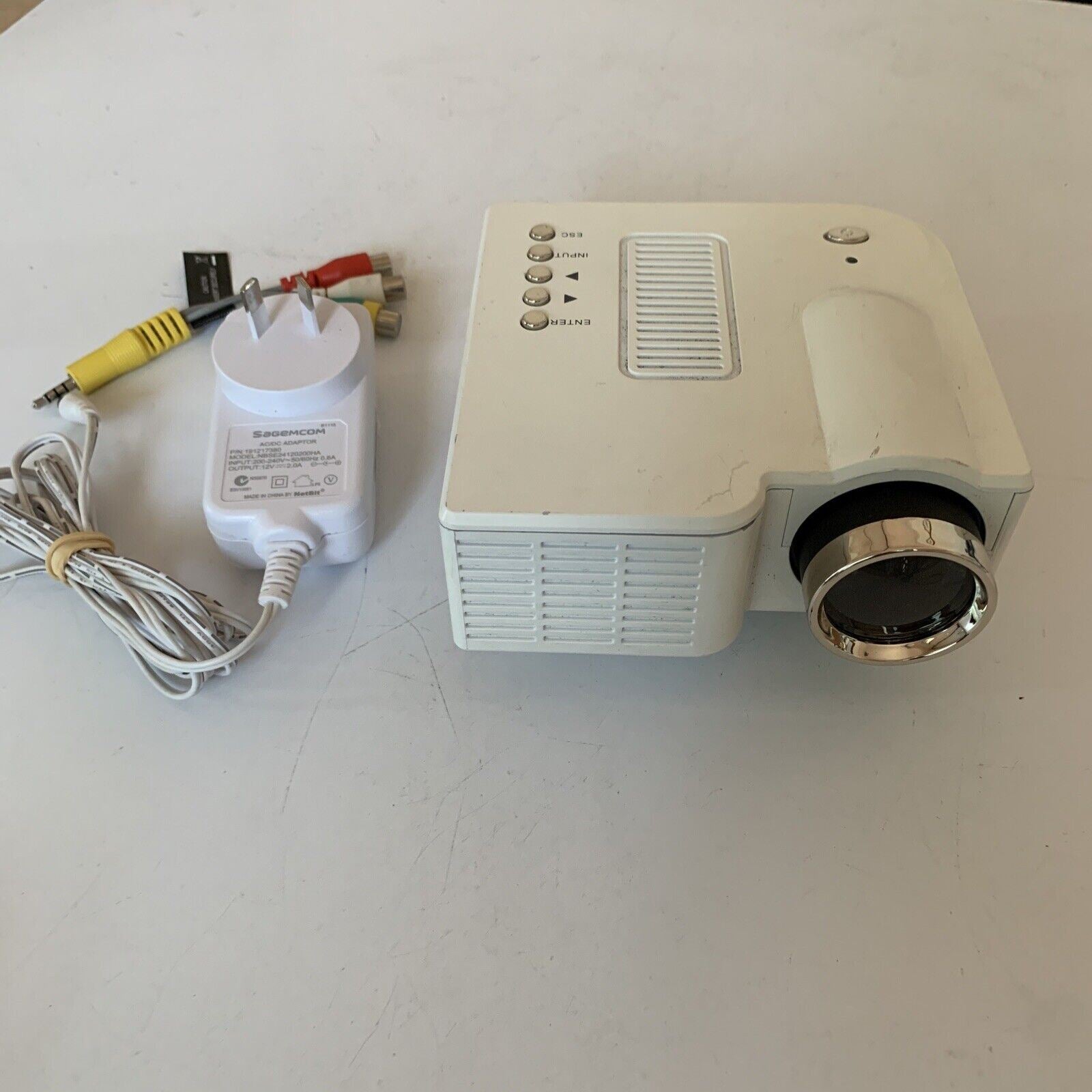 LED Mini Projector UC28 HDMI AV VGA Portable Home Cinema – Retro Unit