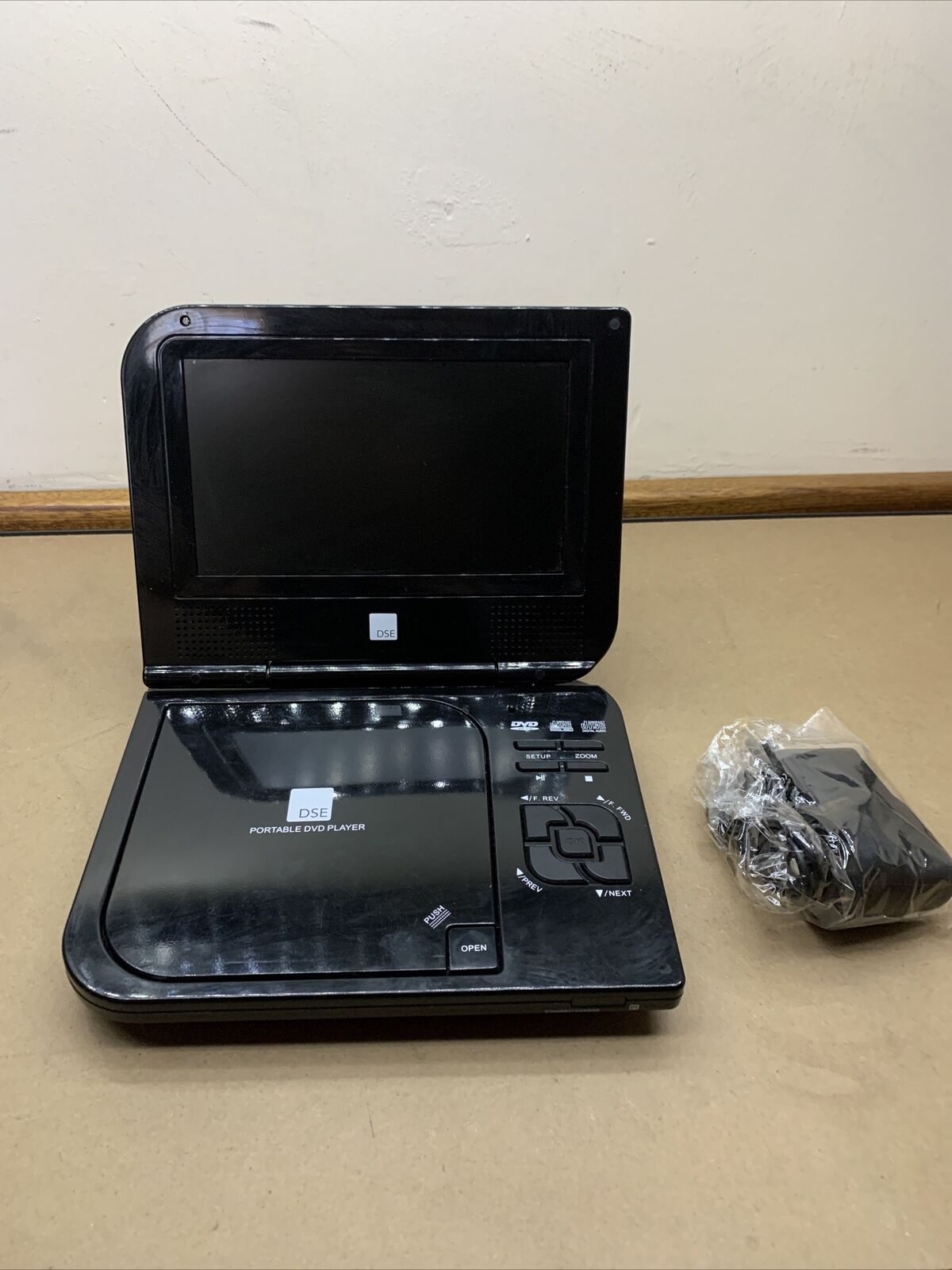 DSE Portable 7" DVD Player Plays All Regions G7152 with Power Supply ...