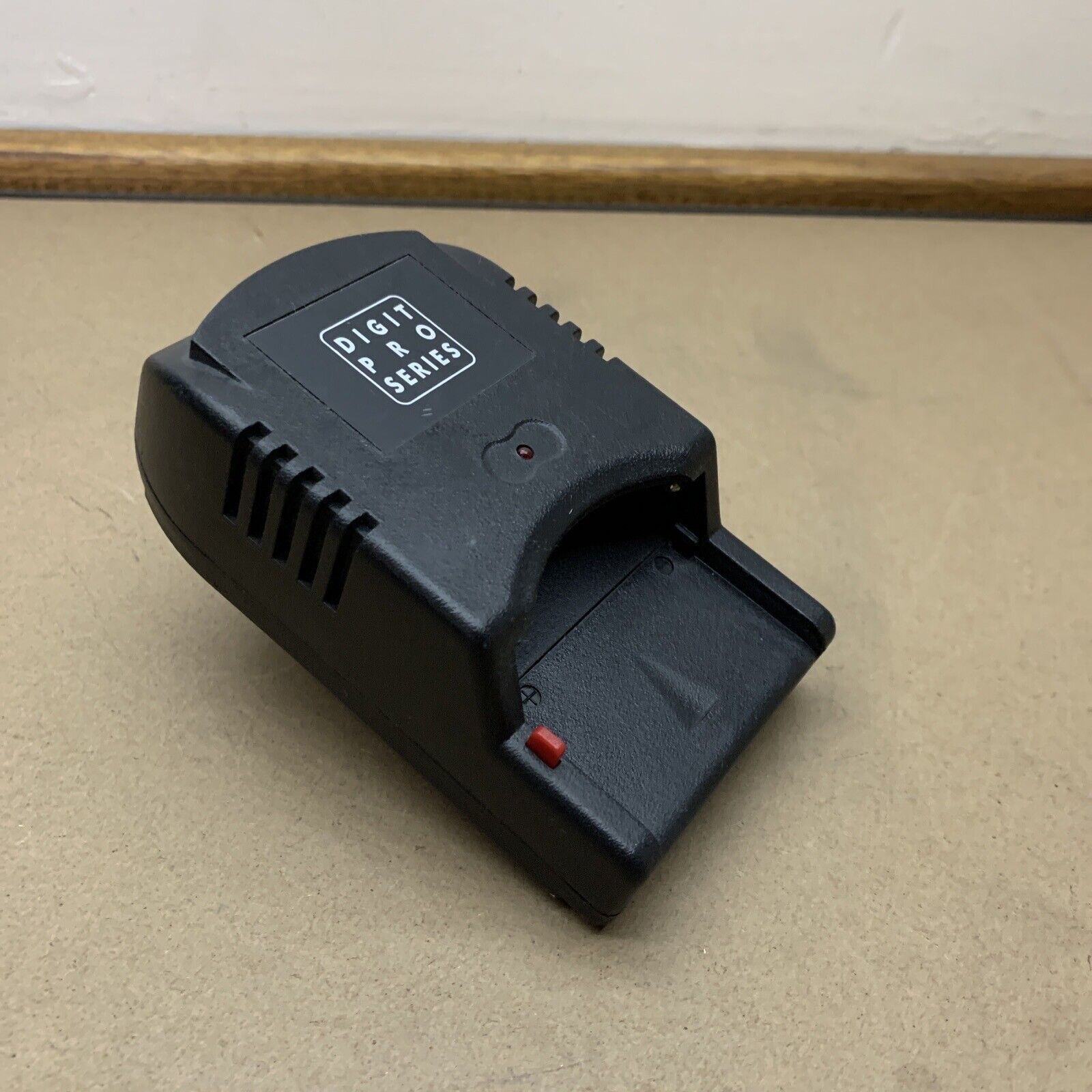 Digit Pro Series Battery Charger BT-0913E-SA – Retro Unit